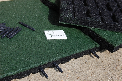 Grøn gummiflise 45 mm. 50x50 cm, med huller til dyvel